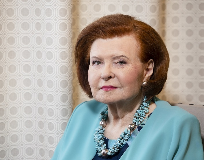 Vīķe-Freiberga: Ātrāk pie darba! Valsts ir dīkstāvē!