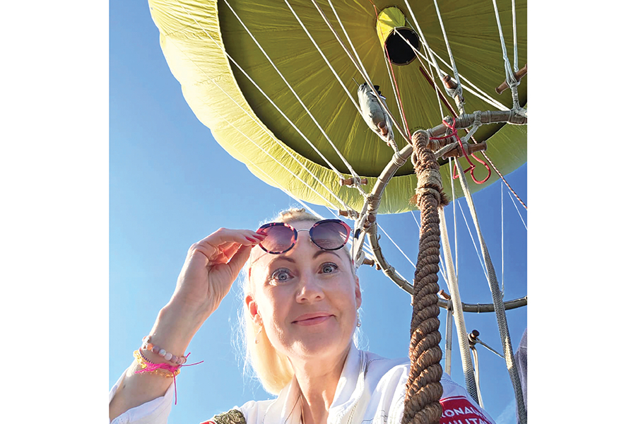 Gaisa balonu pilote Inga van Havere sagādā Latvijai rekordu